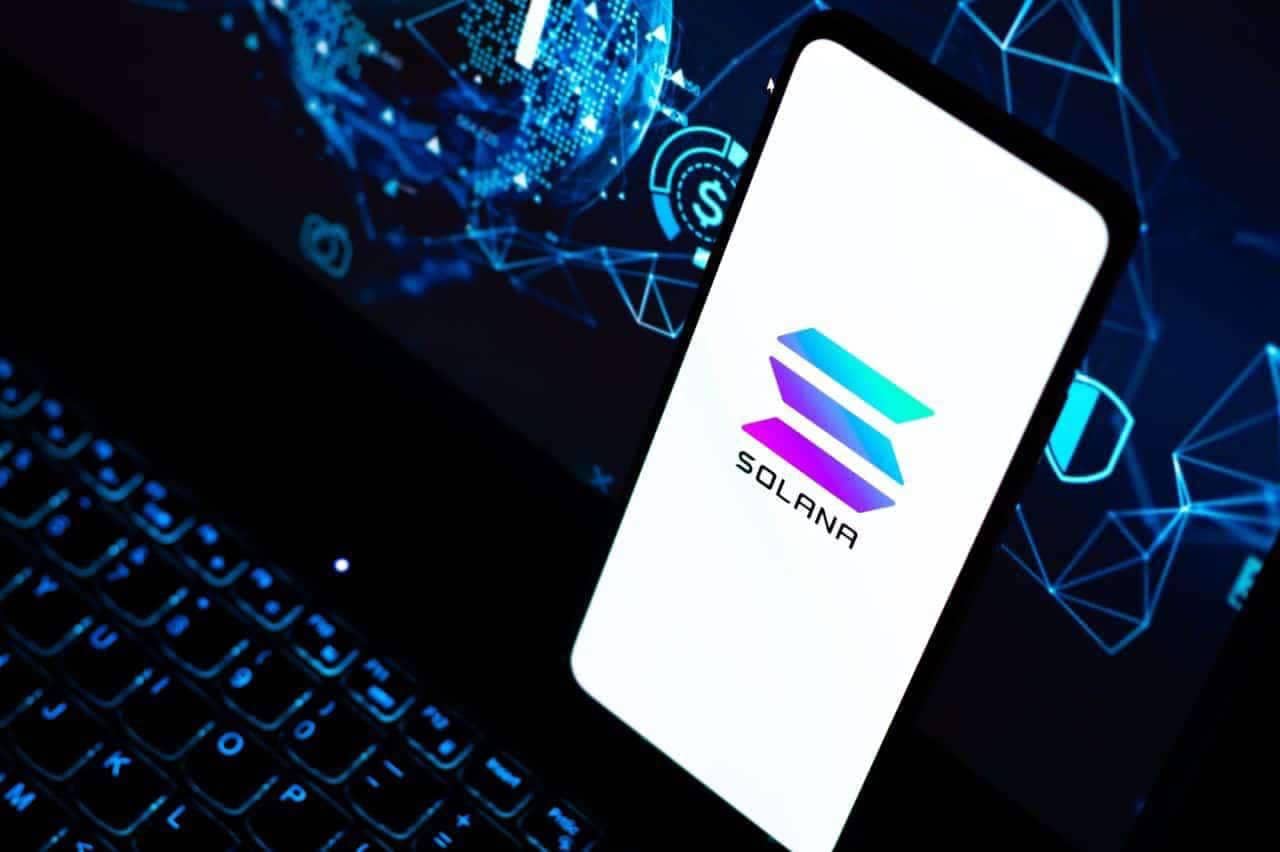 Solana is forming a bull flag; Can it hit $160?