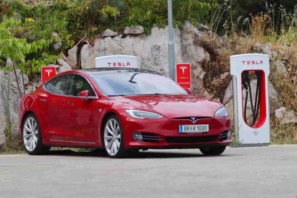 Tesla stock target at $262 ‘within reach’ as this chart pattern forms