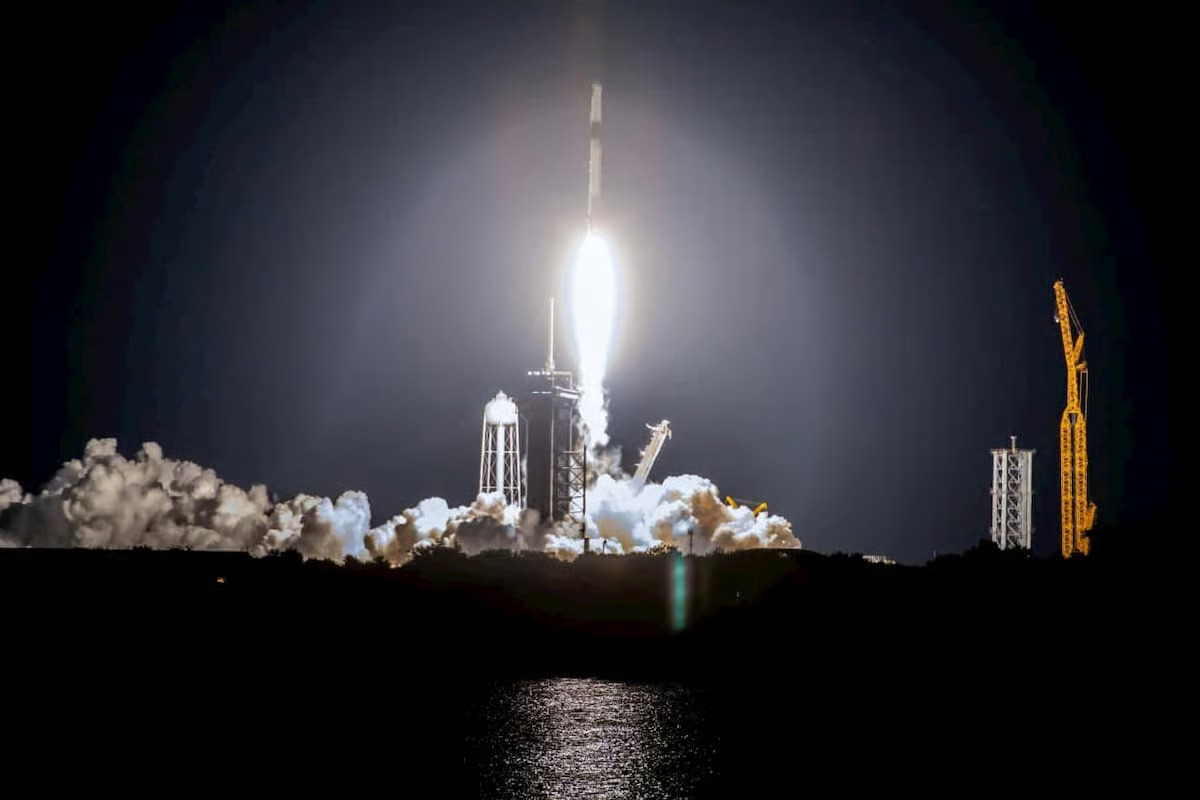 Top economist flags SpaceX as new Yahoo Dot-com bubble